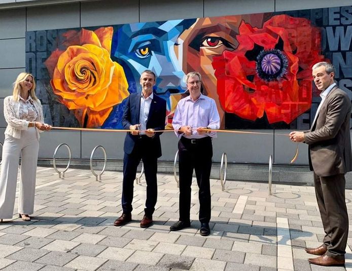 Leuvense kunstenaar Tom Cech verrast Canadezen met ‘Peace Flowers ...