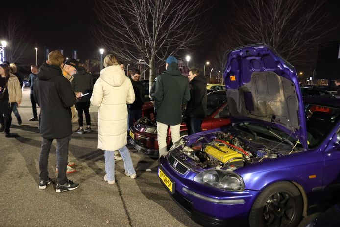 Grote carmeeting met 600 auto's op parkeerplaats in Waalwijk | Waalwijk, Heusden e.o. | bd.nl