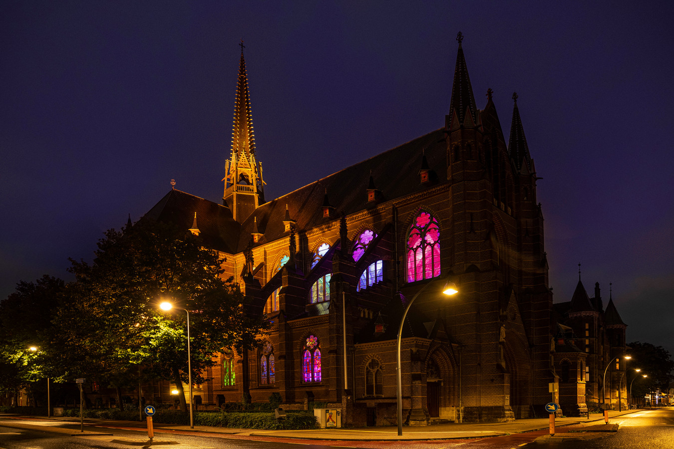 Waarom de Domkerk de komende drie dagen in regenboogkleuren gehuld is ...
