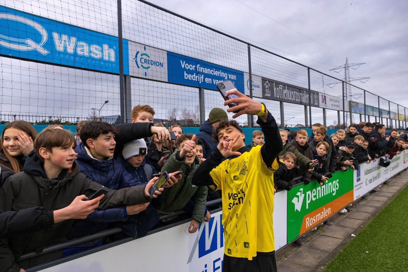 Compleet gekkenhuis bij duel van OJC met bekende youtubers en ...