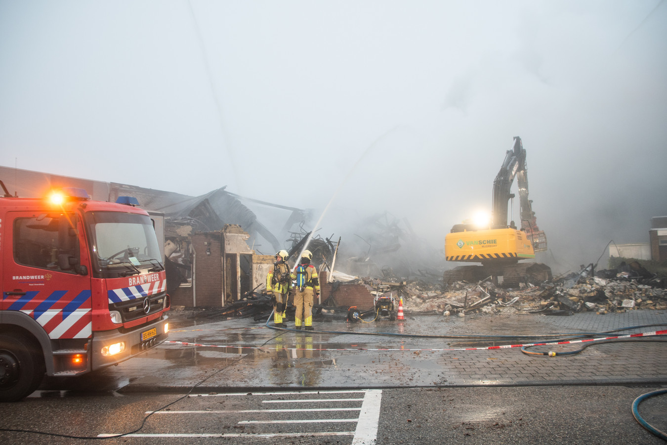Enorme brand legt bedrijf in Woerden in de as, huizen ontruimd: ‘Ik ...