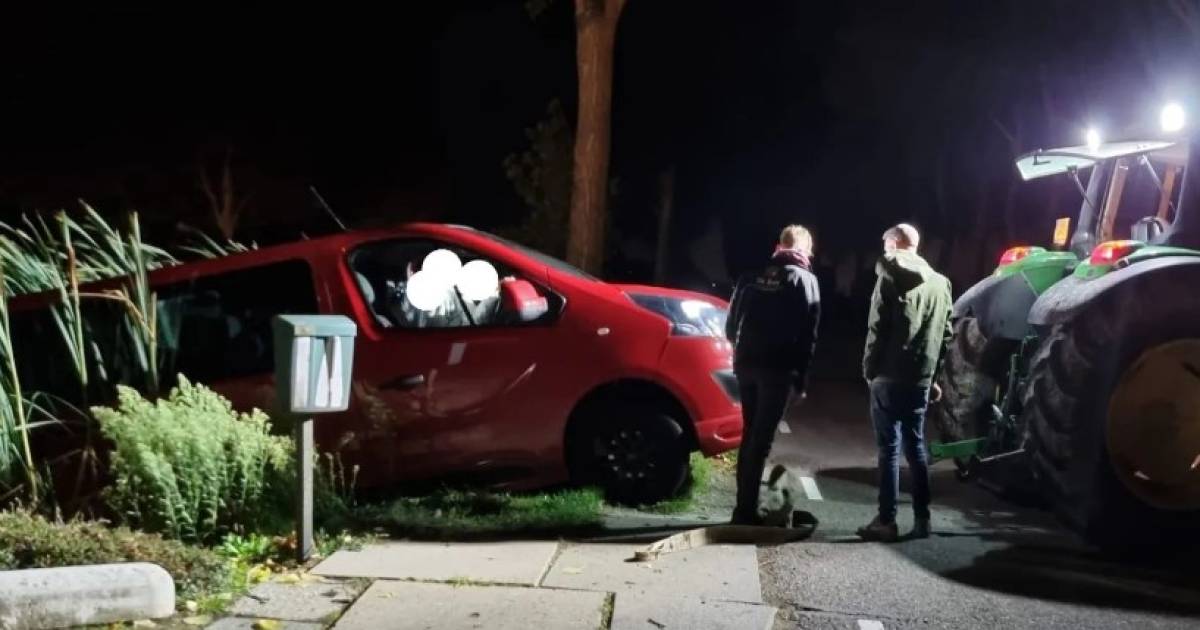 Dronken Man Komt Met Busje In Sloot Terecht Hulpvaardige Boer Met
