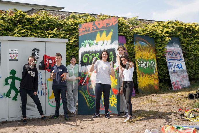 Leerlingen verfraaien cabine met graffiti | Genk | hln.be