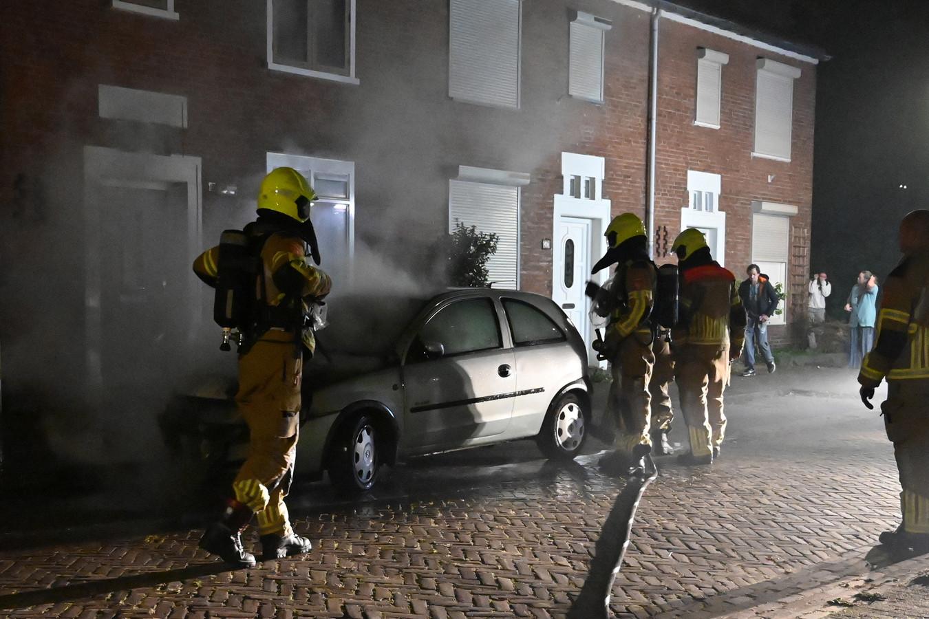 Vlammen slaan uit voorkant van auto bij brand in Breda | Foto | AD.nl