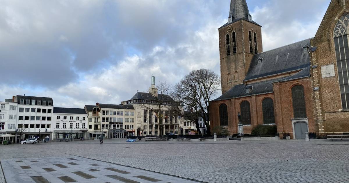 Man zwaait met groot mes op Grote Markt | Turnhout | hln.be