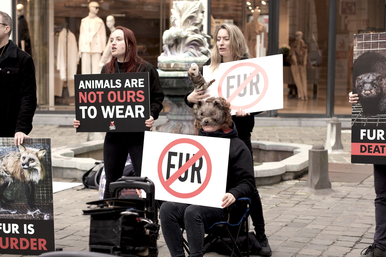 Belgian Anti-fur Movement protesteert in Gent tegen Max Mara: “Ze ...