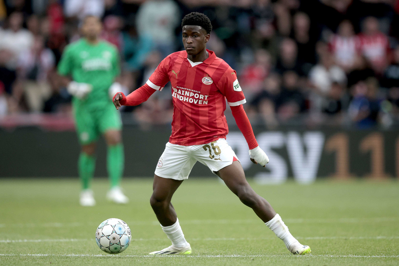 Hoe de carrière van PSV-talent Isaac Babadi (18) al jaren wordt ...
