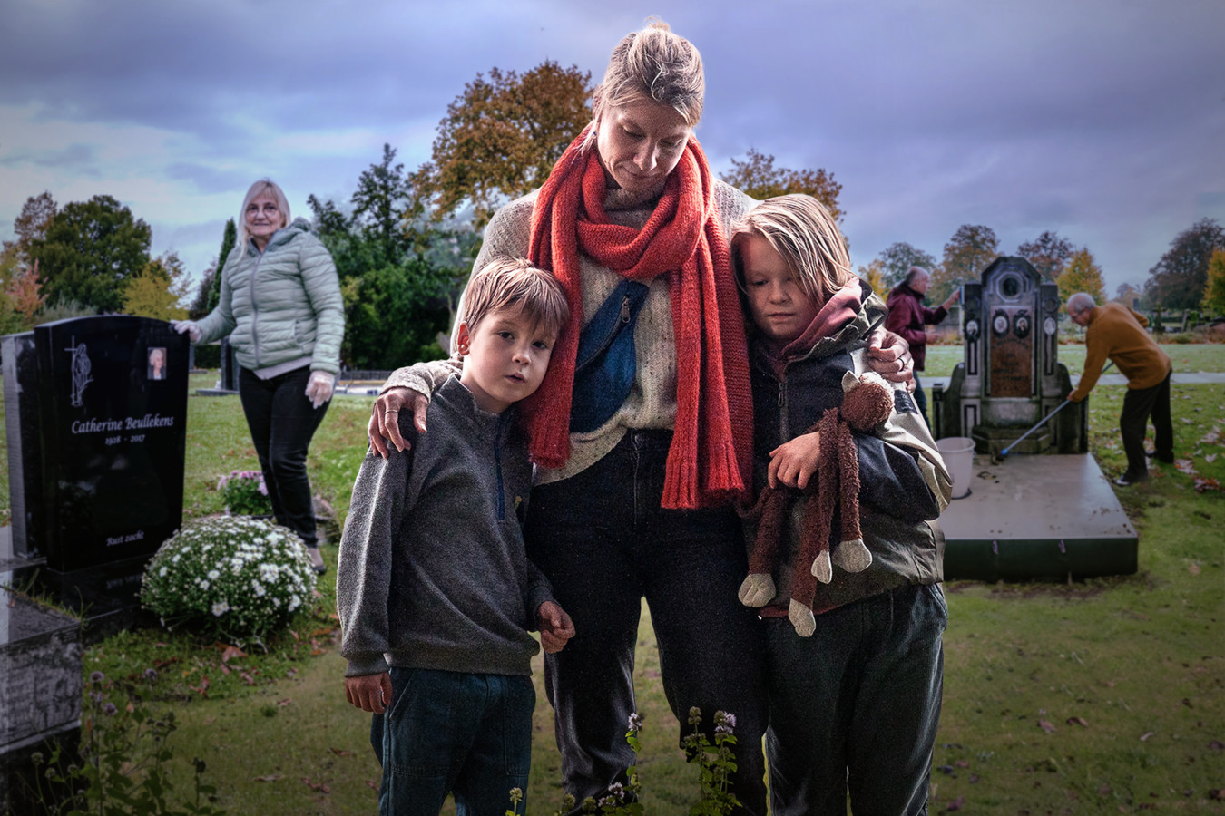 Alison met zoontjes Daniel en Leo aan het graf van echtgenoot en vader ...