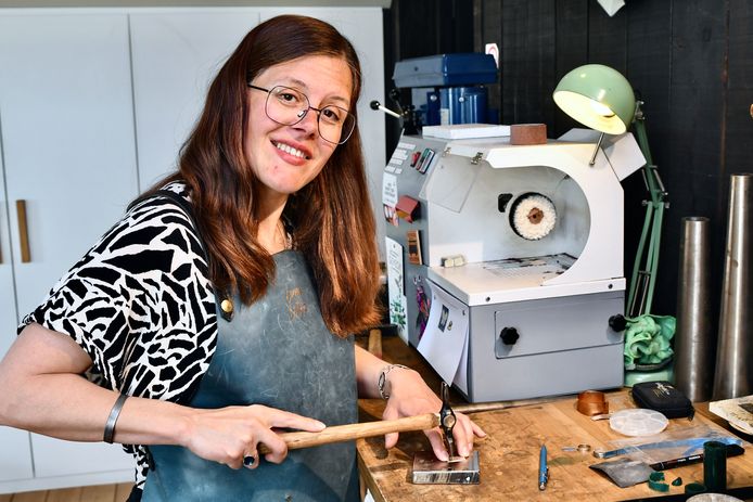 Juwelenontwerpster Lieselot (39) laureate voor Ambachtsvrouw van het ...