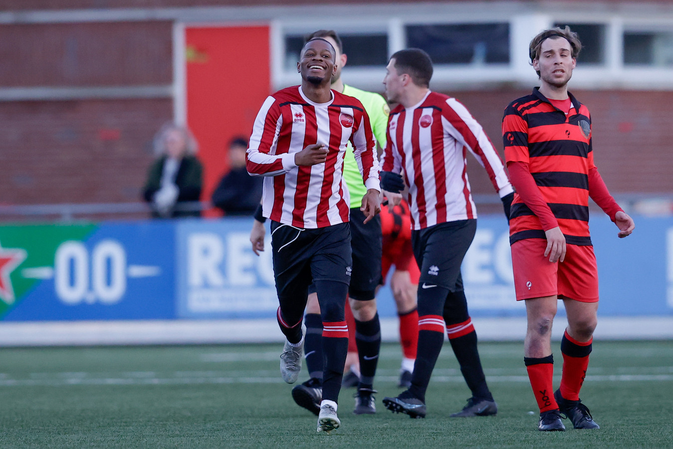 Staking na zware blessure, onbevoegde arbiter teruggefloten en dit ...