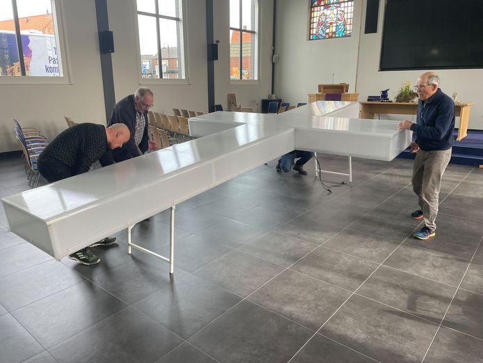 Groot kruis uit The Passion is even te zien in Hoek | Terneuzen | pzc.nl