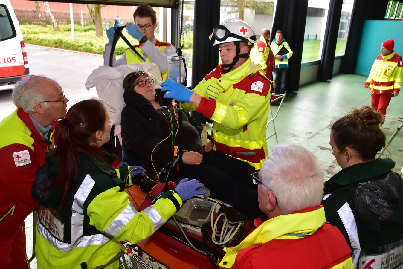 Relletjes op tribune Schiervelde en dan... een knal: Rode Kruis oefent ...