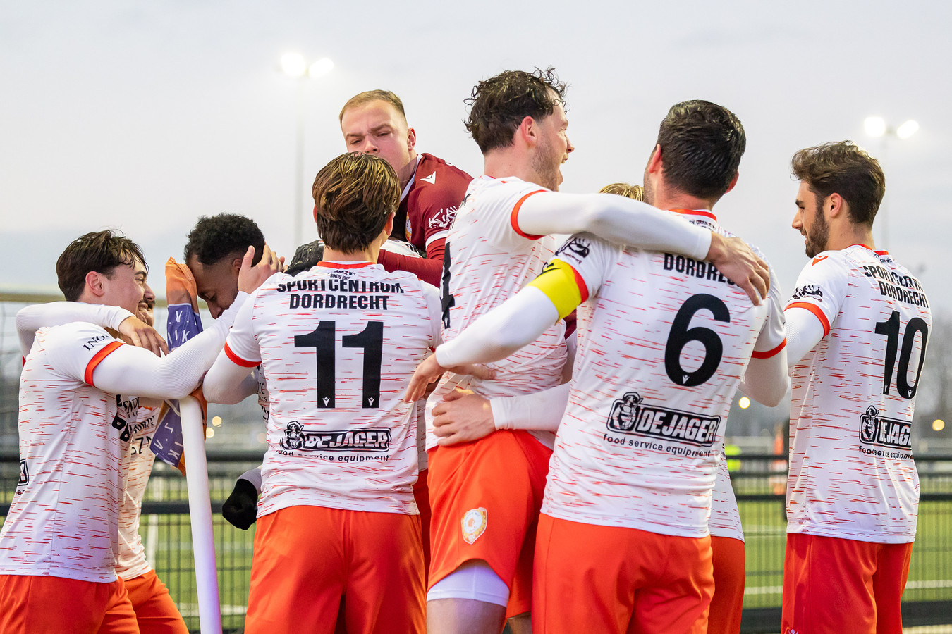 Oranje Wit ontdoet zich pas laat van Pelikaan: ‘Met die strafschop ... Oranje Wit ontdoet zich pas laat van Pelikaan: ‘Met die strafschop ...