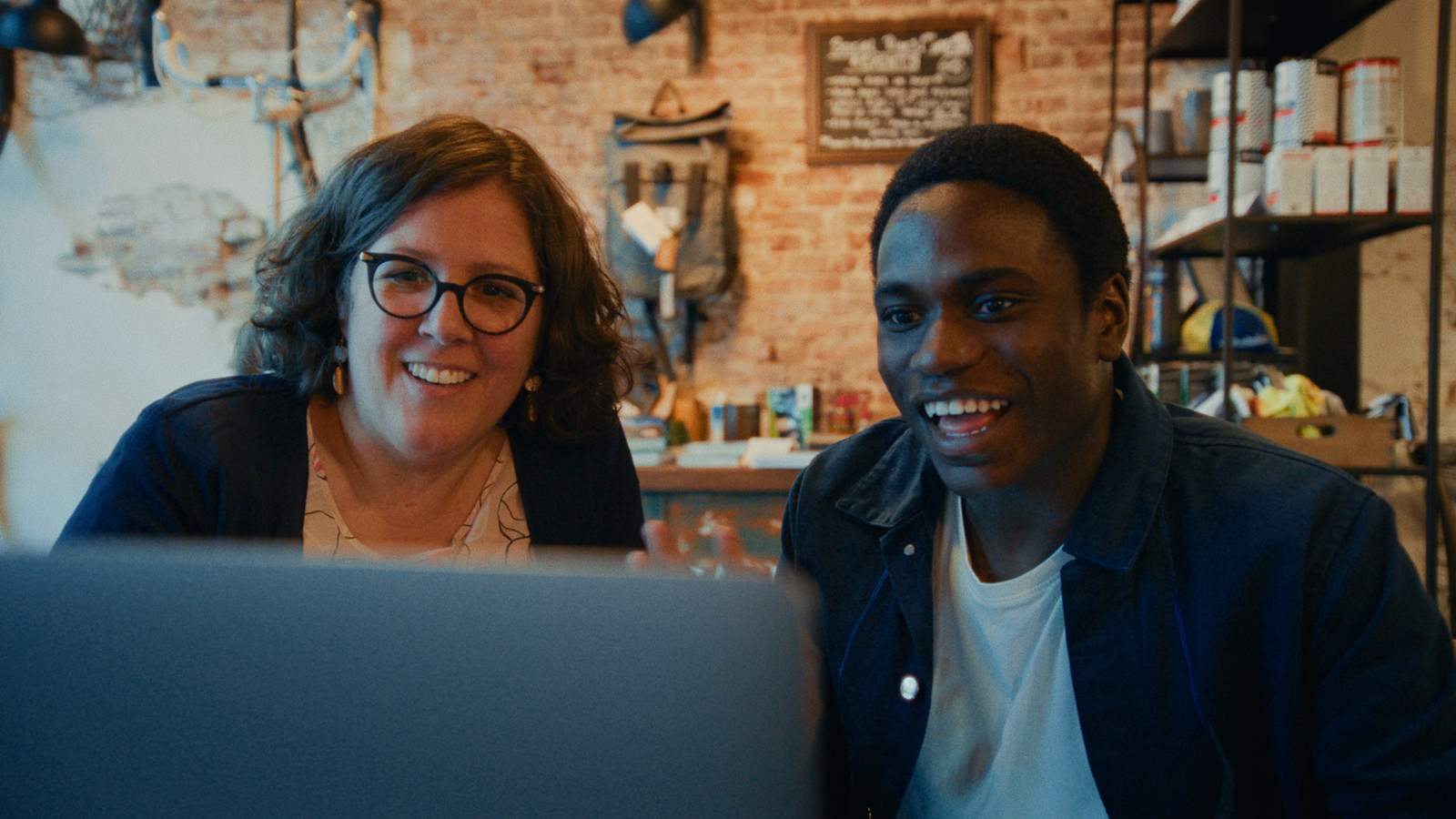 Na beschuldigingen van fraude: adoptiedienst van ‘#LikeMe’-gezicht ...