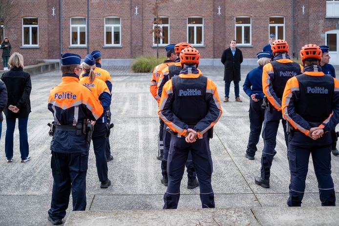 Politiekorpsen eren overleden collega met minuut stilte en eresaluut ...