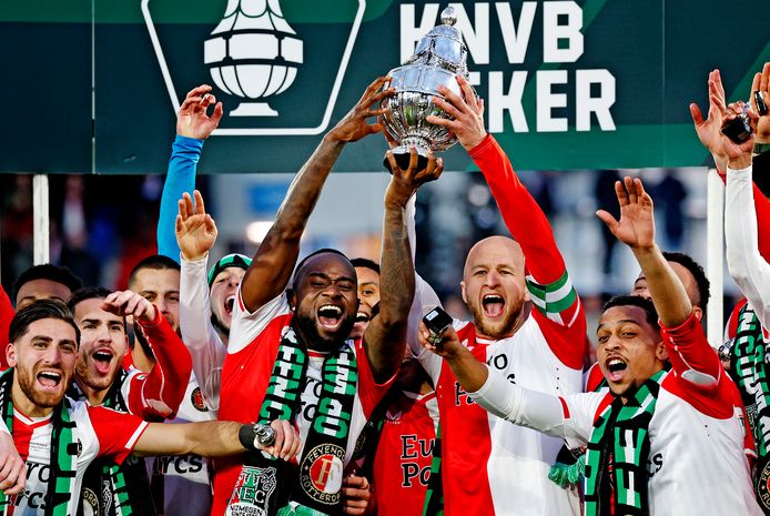 Tiental Feyenoord knokt zich naar zege op NEC en wint tumultueuze finale KNVB-beker | Nederlands ...