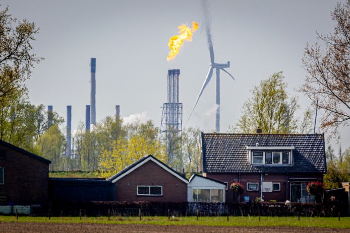 Onderhoudsklus van Shell in Moerdijk goed te zien in Hoeksche Waard ...