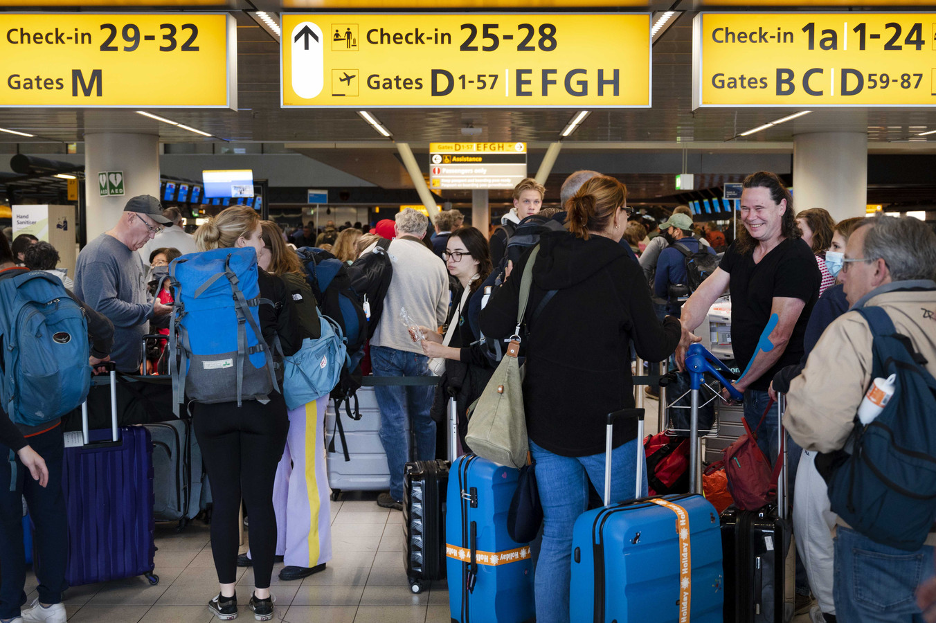 Weer een drukke dag op Schiphol, lange rijen in vertrekhallen | Foto ... Weer een drukke dag op Schiphol, lange rijen in vertrekhallen | Foto ...