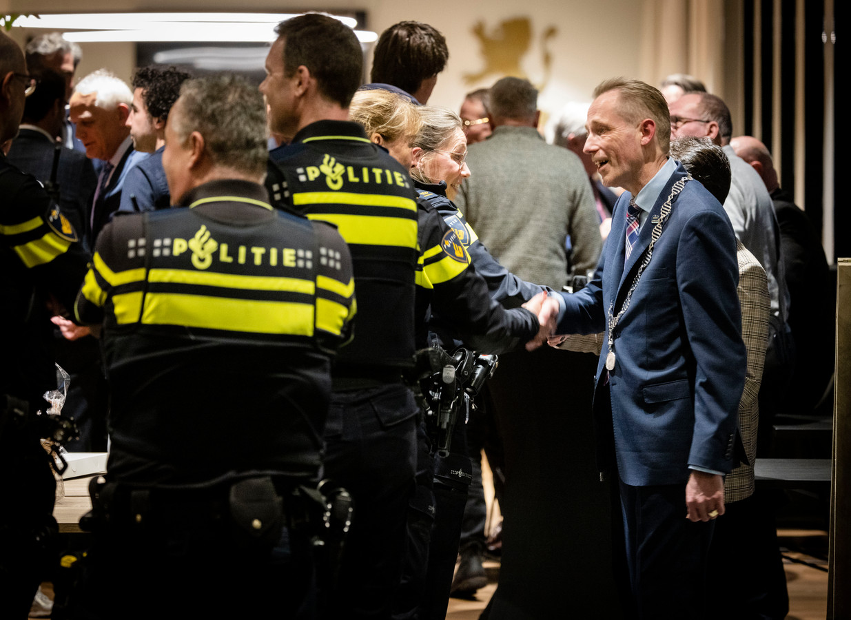 Jan Willem Boersma nu echt nieuwe burgemeester van Alblasserdam | Foto ...