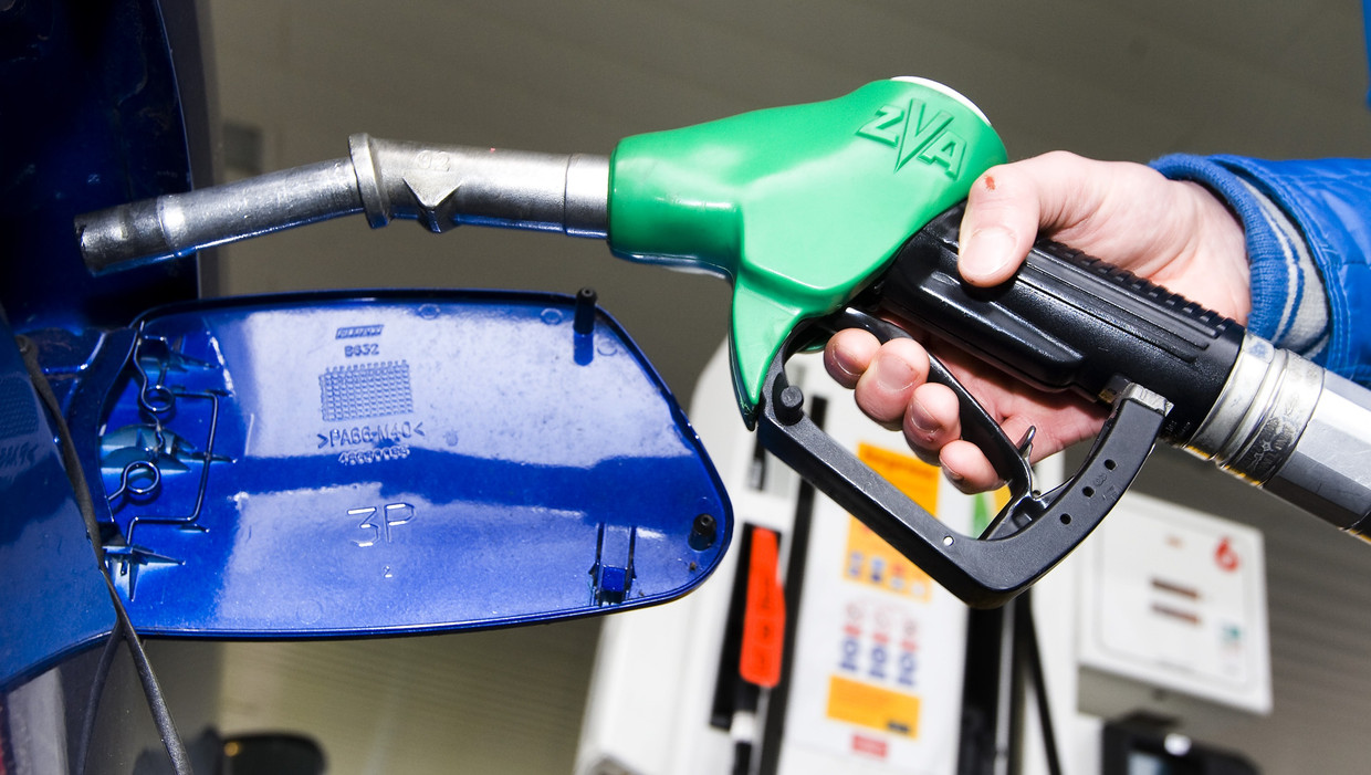 Benzine bijna euro duurder dan 10 jaar terug | De Volkskrant