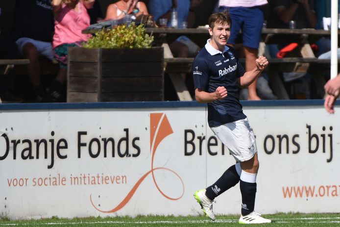 Half Spaanse middenvelder Verhagen De La Fuente (19) laat direct van ...