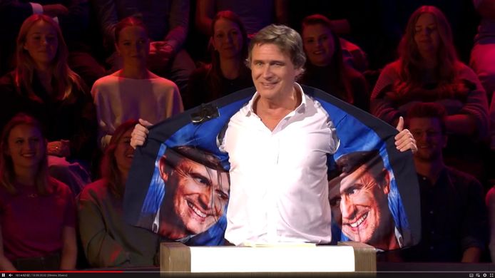 Tine Embrechts toont haar bh in luipaardmotief in ‘De slimste mens’ en Manu Van Acker bekent dat ...