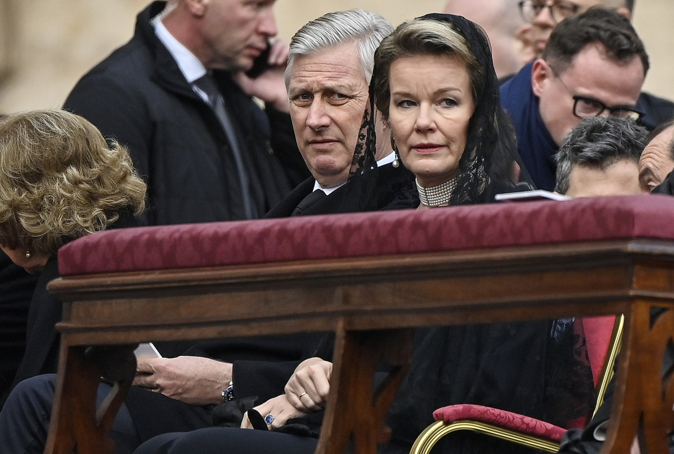 Le roi Philippe et la reine Mathilde font leurs adieux au pape Benoît ...