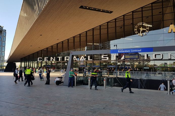 Peuter valt tussen perron en metro bij Centraal Station | Rotterdam | AD.nl