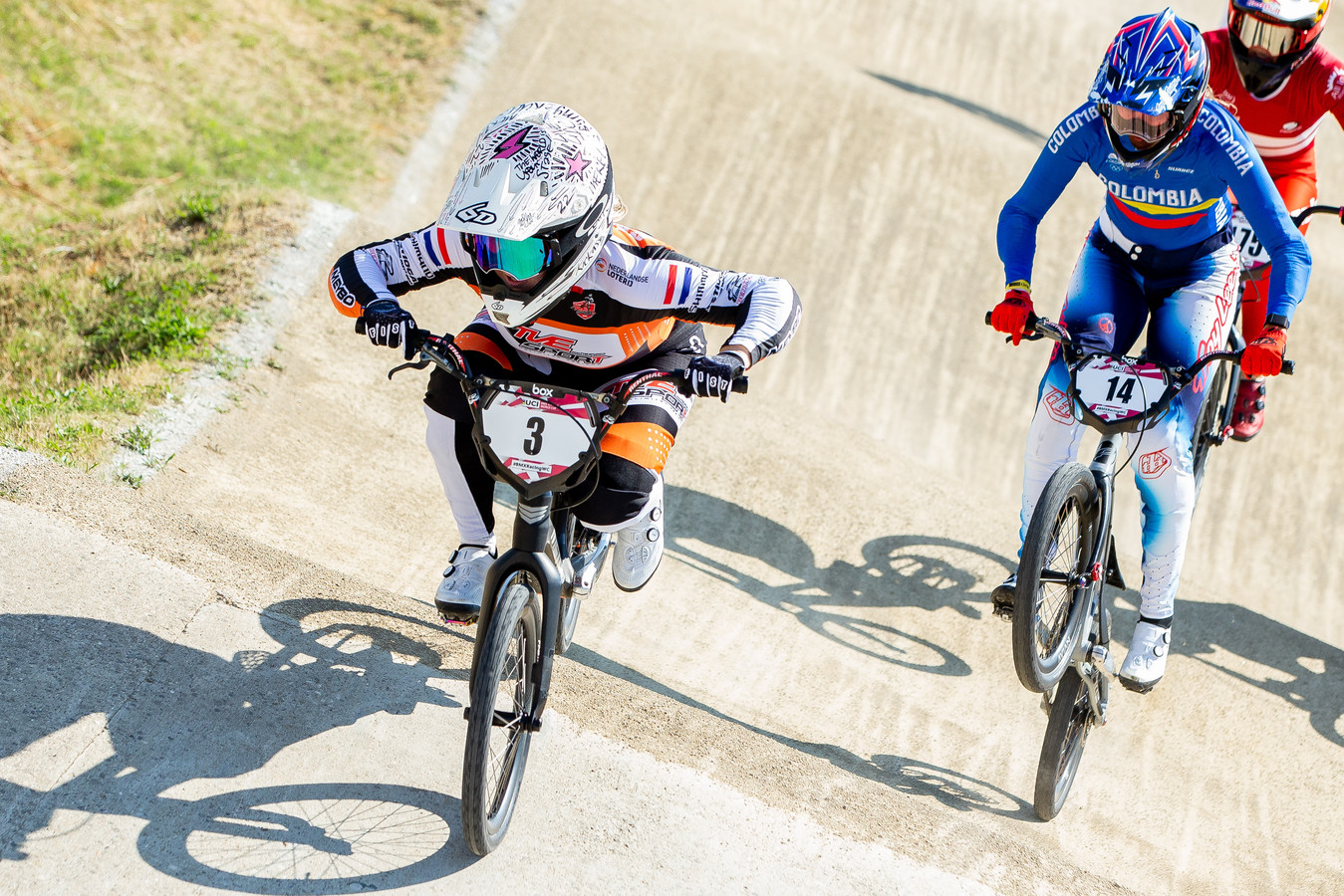 Nadat de BMX de trap op is getild, volgt het moment suprême | Foto | AD.nl