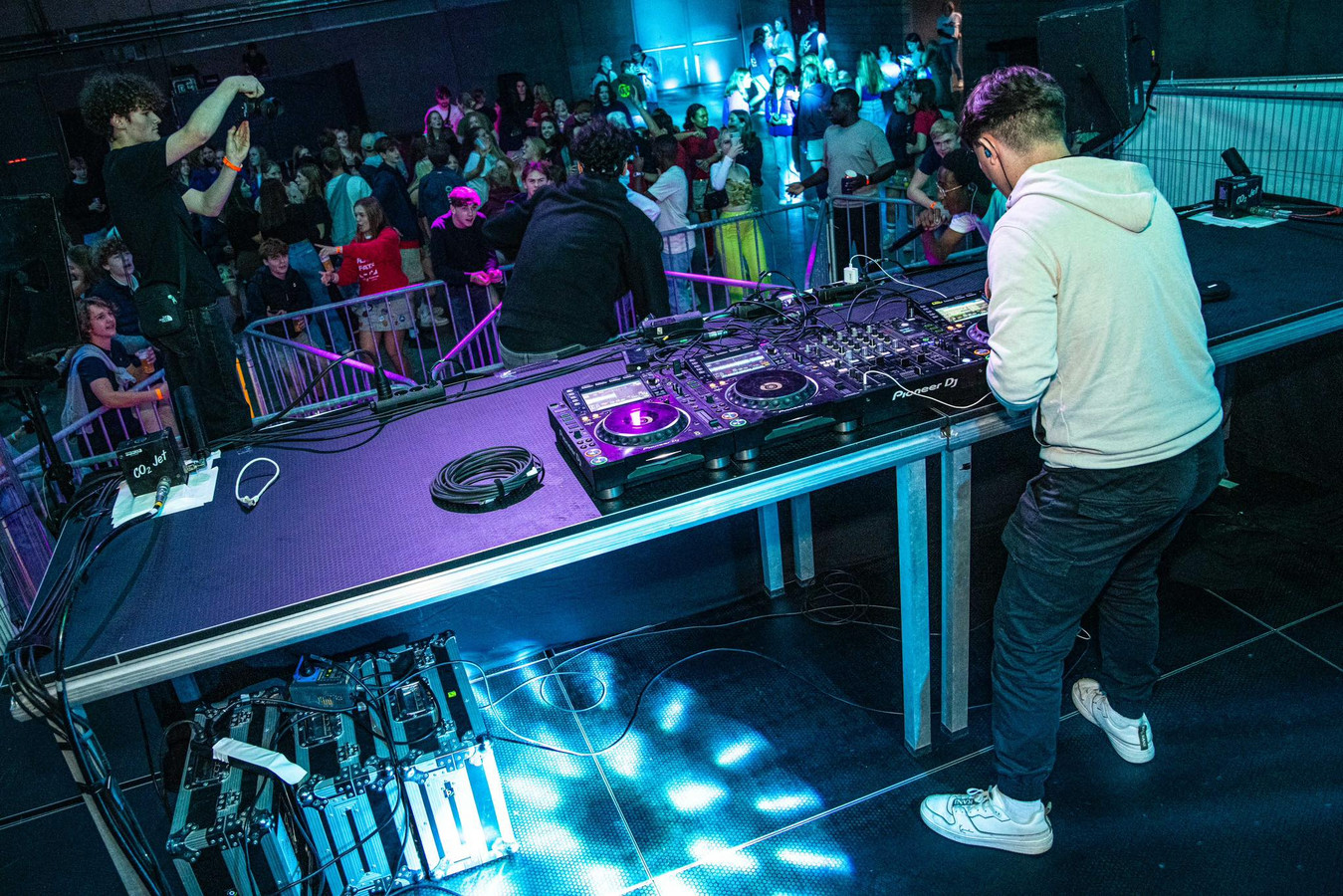 Dj PHILOS en influencers met 285.000 volgers op TikTok zetten Nacht van ...