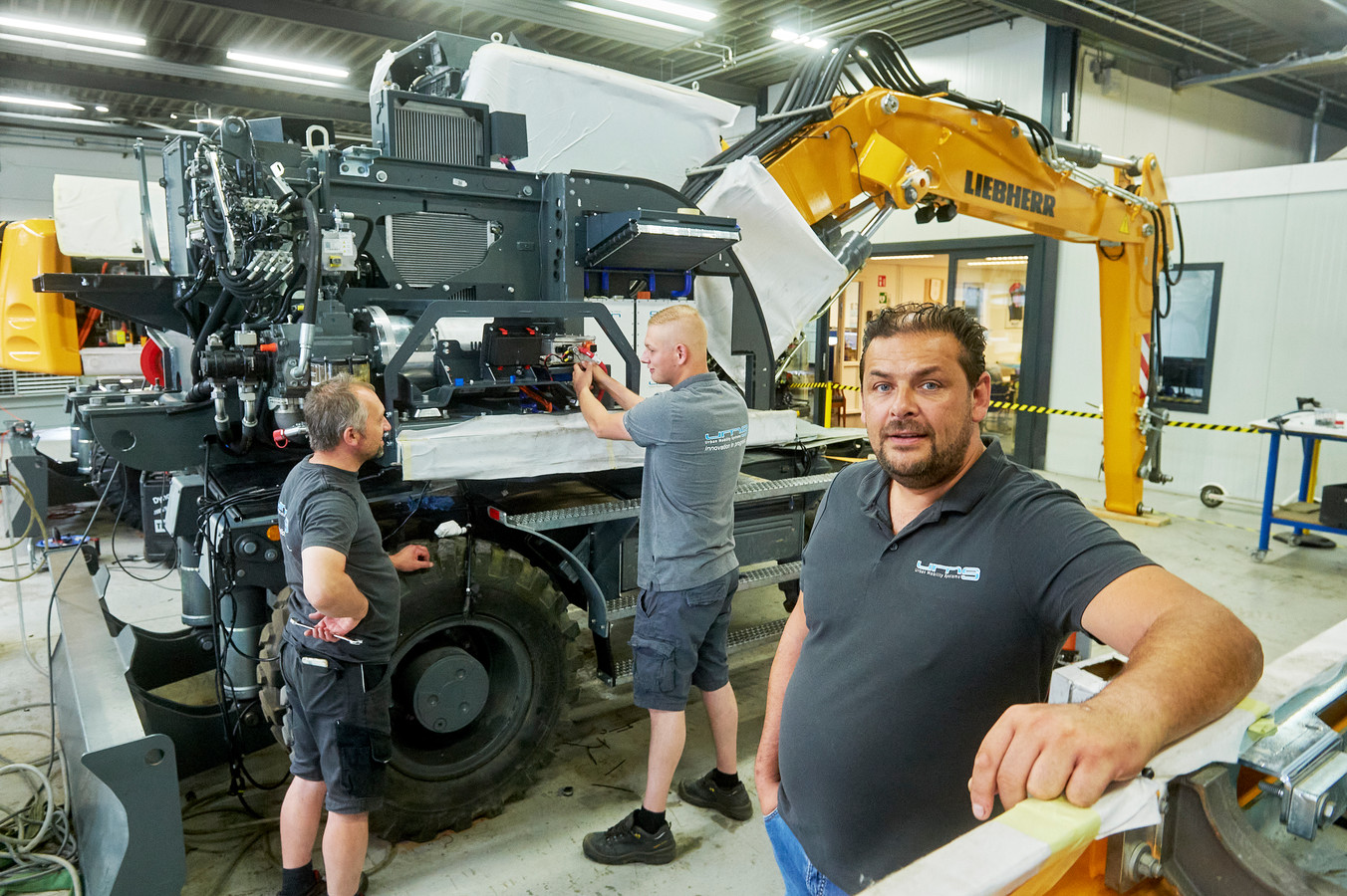Een diesel-graafmachine elektrisch maken? In Oss doen ze het | Foto | bd.nl