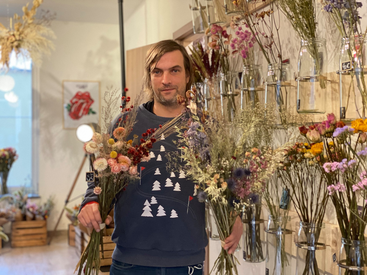 Beeldtechnieker van rocksterren opent bloemenwinkel met de hulp van ...