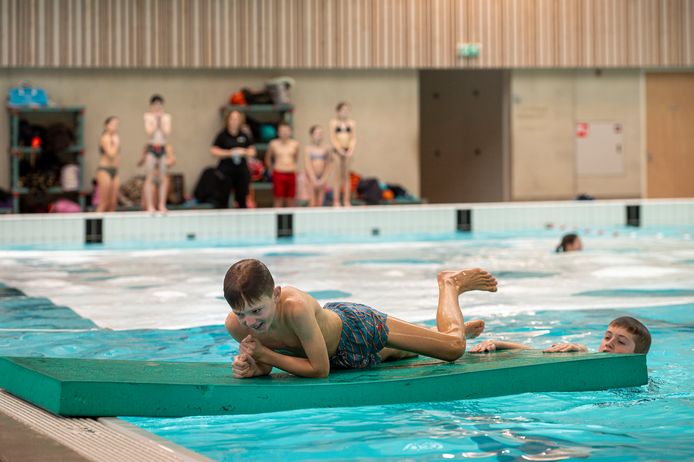 Hoe zwem je uit het water als er ijs op ligt? Kinderen leren wakzwemmen ...