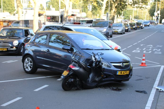Flinke botsing tussen auto en scooter op Troelstrakade | Den Haag | AD.nl