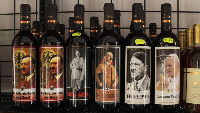Ophef rond afbeelding Hitler op Italiaanse wijnflessen | Buitenland | AD.nl