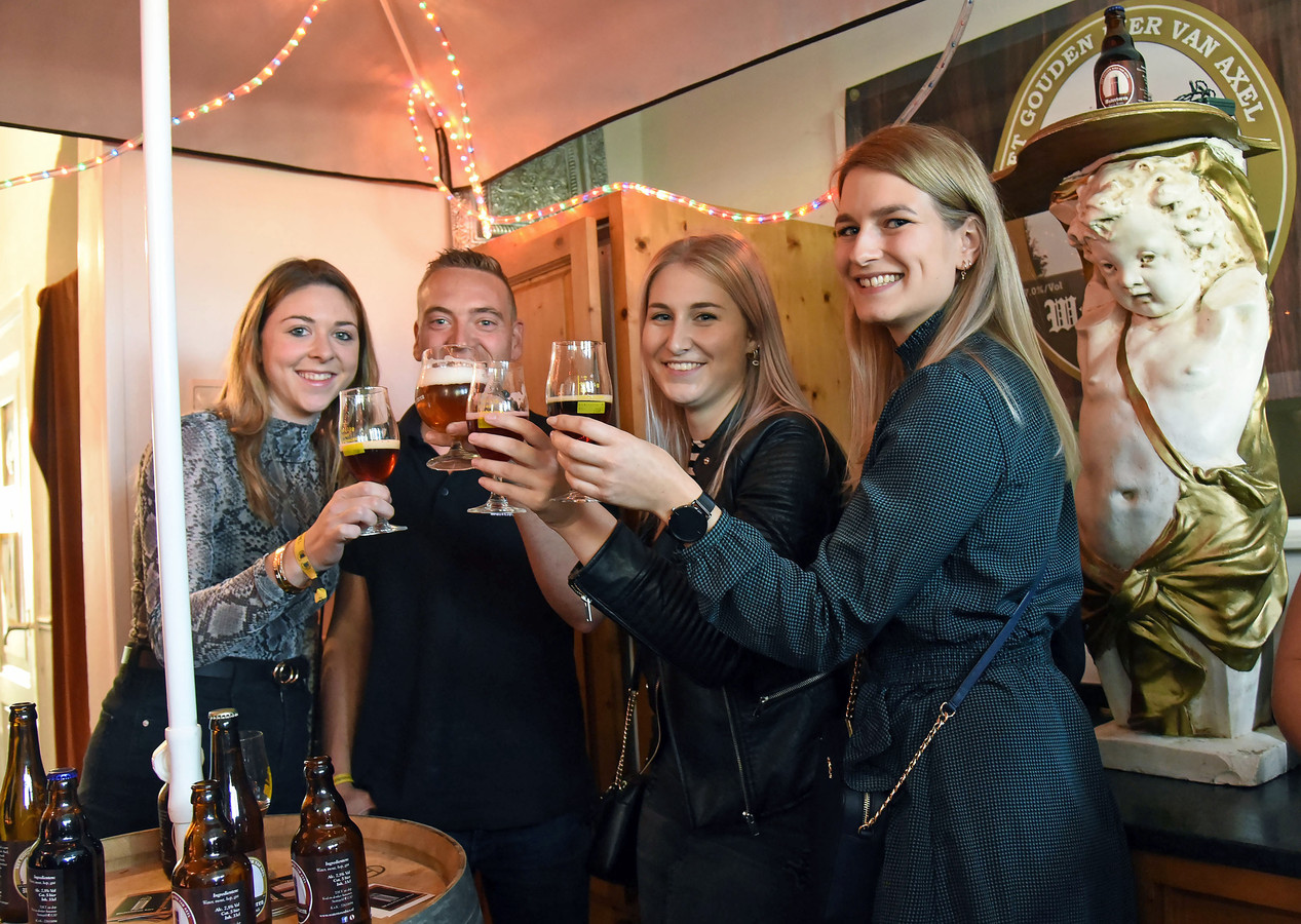 Axels Watertoren Bier gezegend in de pastorie | Foto | pzc.nl