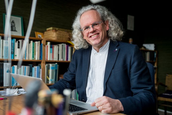 Hulprobots van de Universiteit Twente helpen bij dementie | Enschede ...