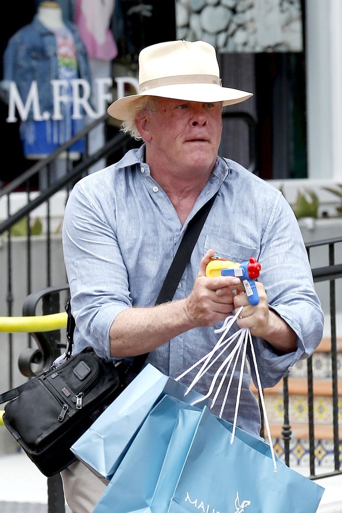 Nick Nolte houdt paparazzi onder schot | Show | AD.nl