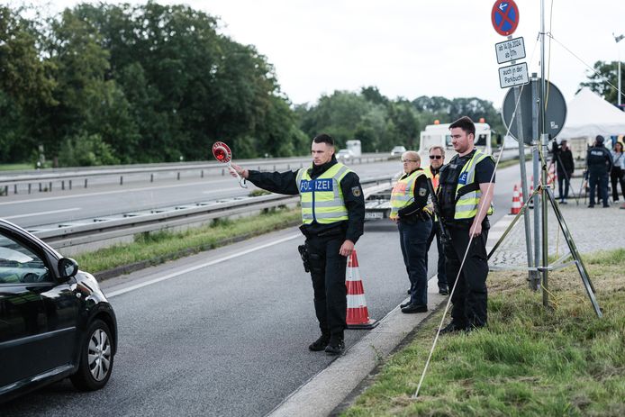 Lange file op A76 richting Duitsland door EK-controle bij grens om ...