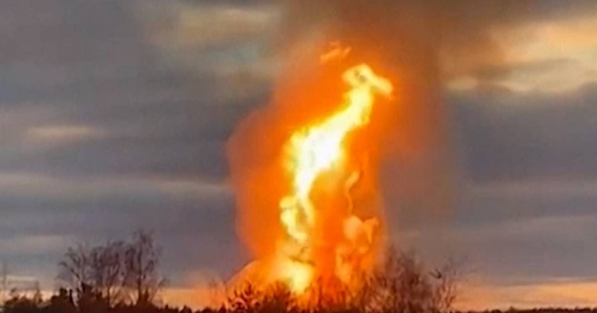 Beelden tonen gigantische toren van vlammen na ontploffing gasleiding ...