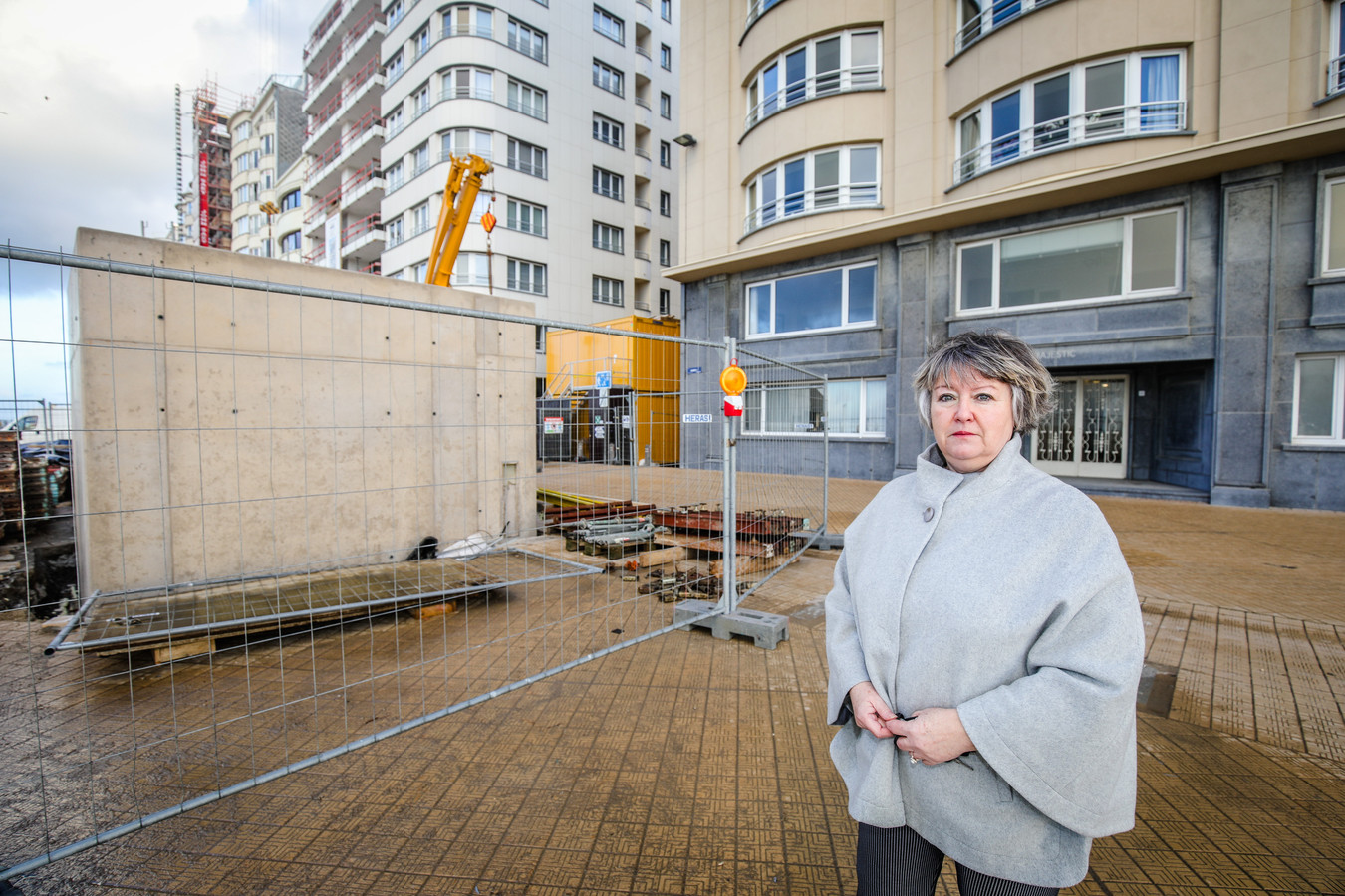 Daar gaat je zeezicht! Flat in één klap ton minder waard | Foto ...