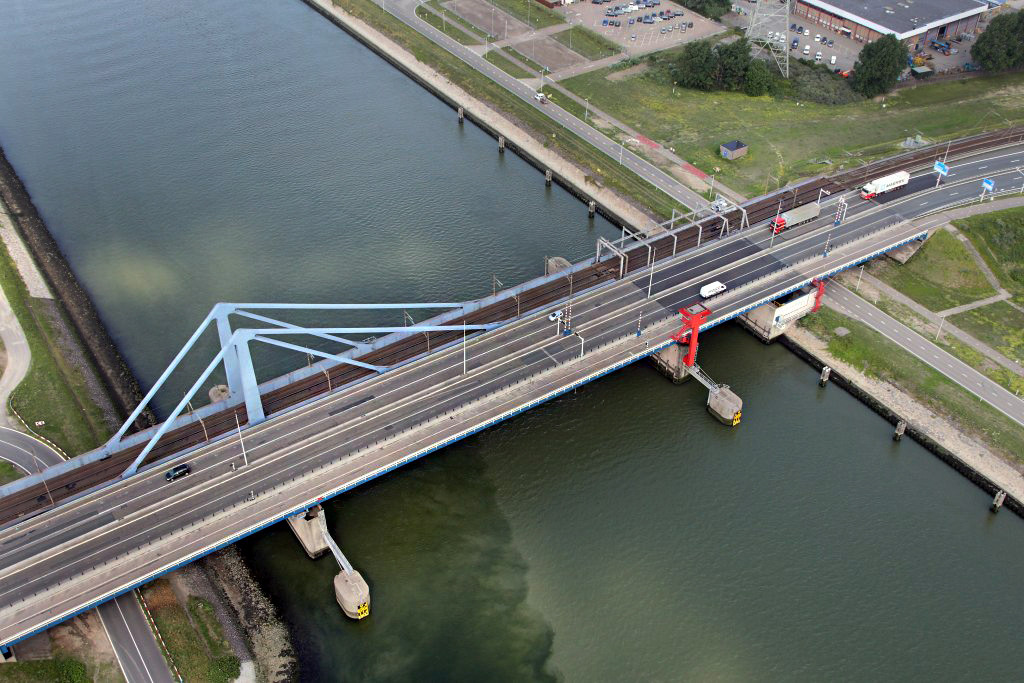 Bijzondere test: goederentrein maakt noodstop op Suurhoffbrug om te ...