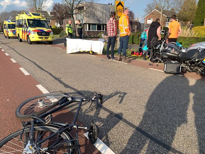 Fietser en motorrijder beide naar ziekenhuis na aanrijding in Hardenberg | 112 nieuws Hardenberg ...