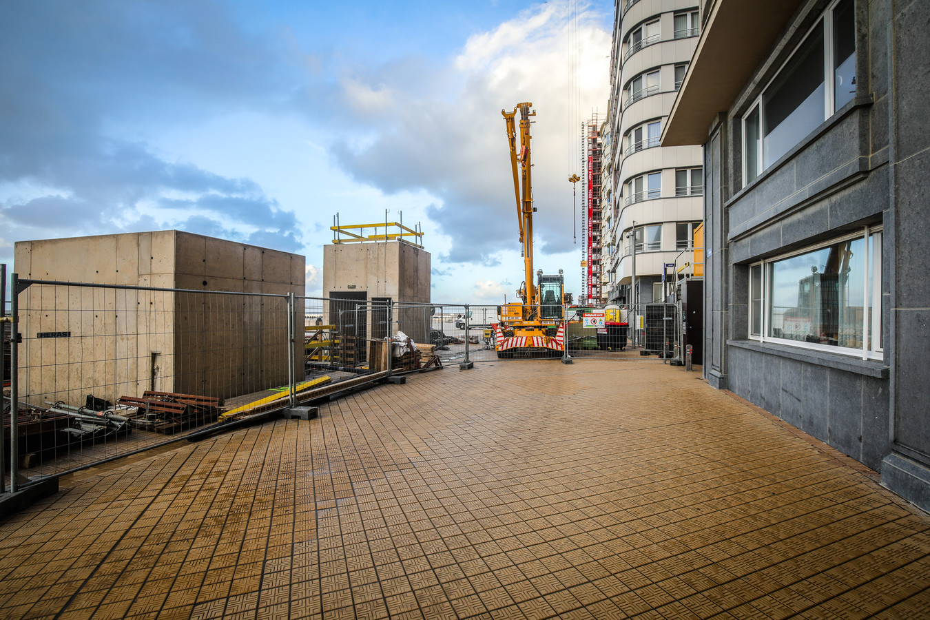 Daar gaat je zeezicht! Flat in één klap ton minder waard | Foto | AD.nl