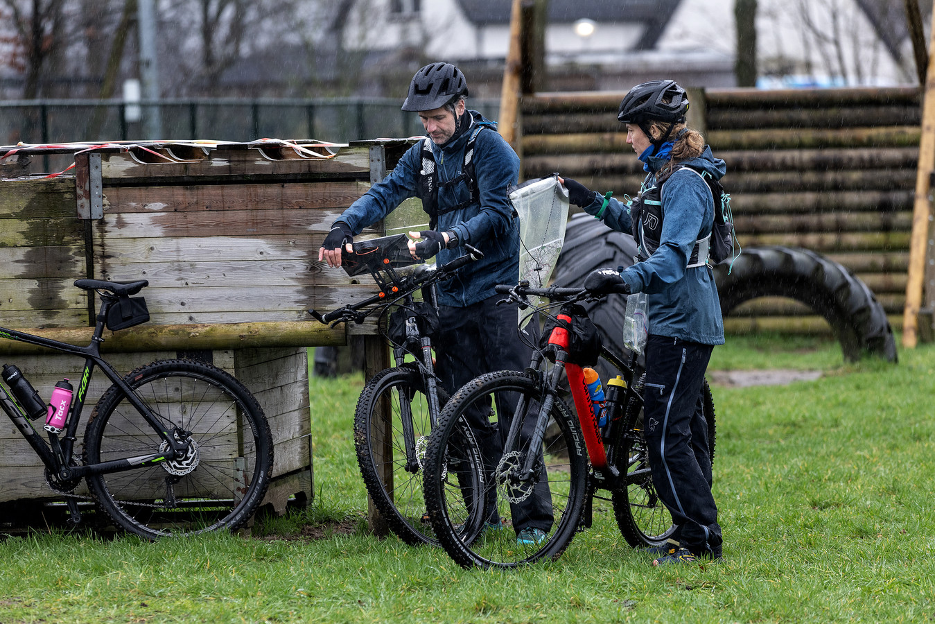 Natte eerste Primates Adventure Race; deelnemers lossen in zeven ...