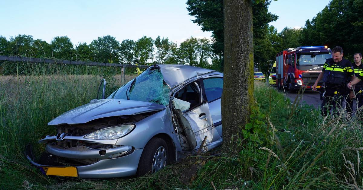 Automobilist botst tegen boom in Dongen, traumahelikopter ter plaatse | 112 nieuws Dongen | bd.nl