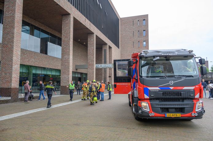 Rook in kantoorpand bij station Breda; gebouw deels ontruimd | Breda ...