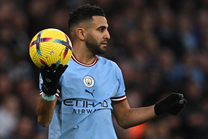 Riyad Mahrez reageert met zelfspot op enorme misser: ‘Is mijn bal al ...