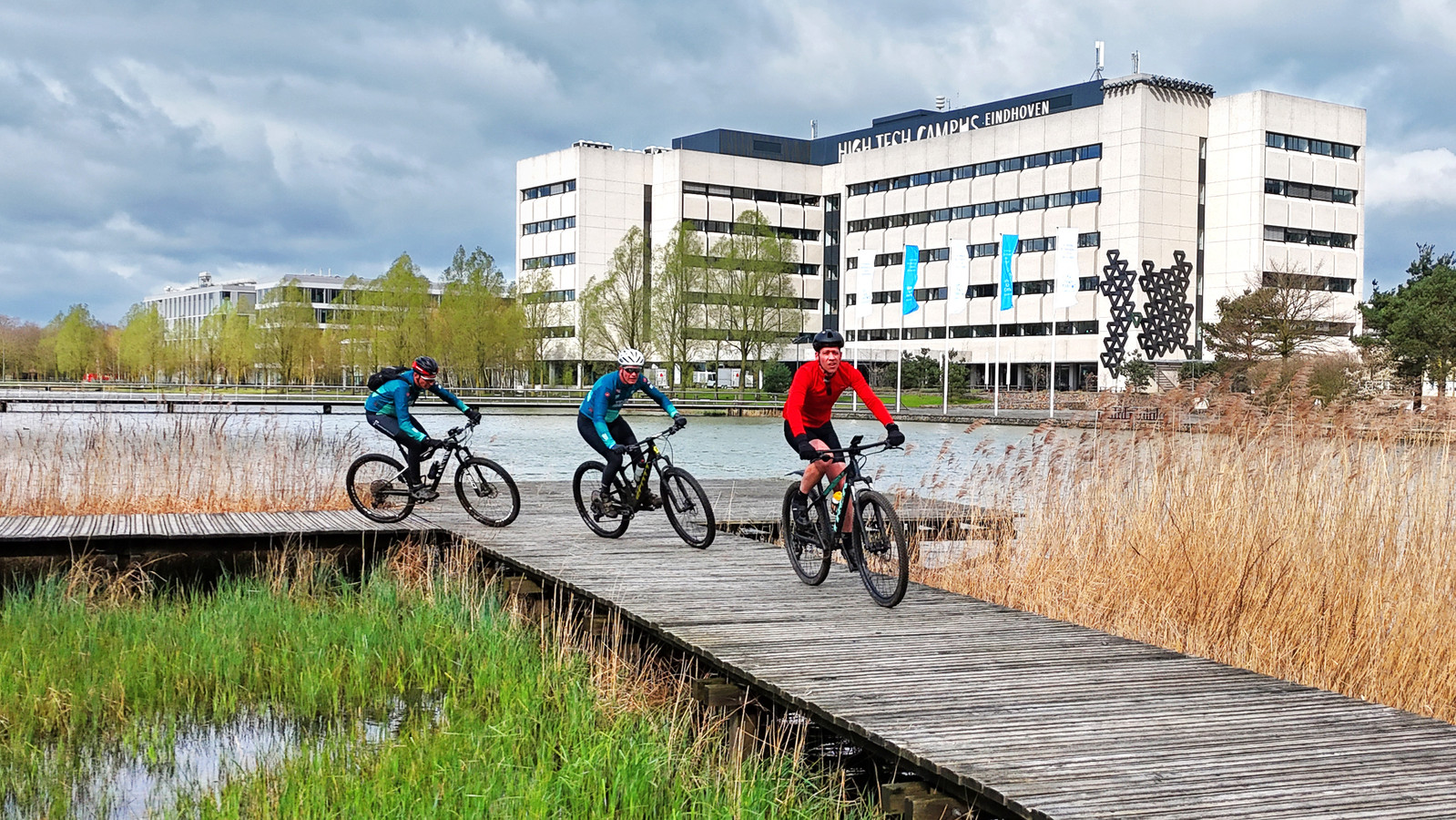 De visite moet even wachten op de taart, jarige Tiny fietst eerst nog ...