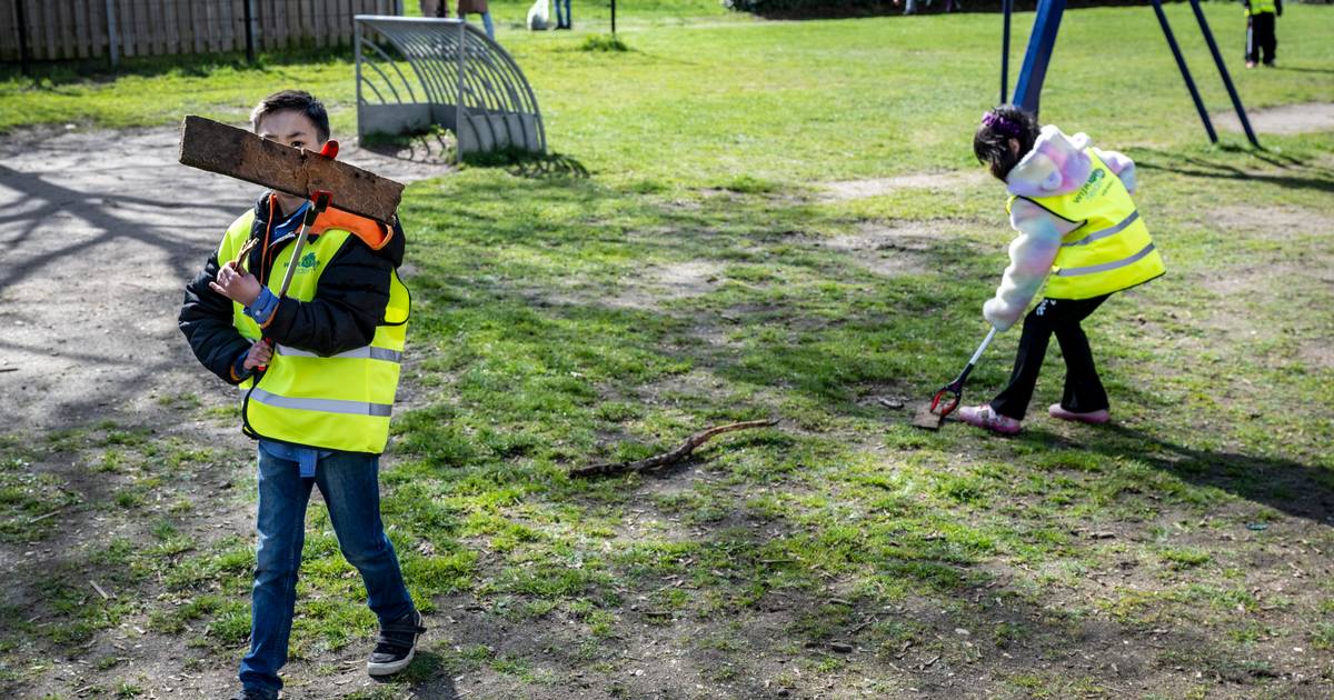 Peuken, luiers en een lege whiskeyfles. Dit stadsdeel is de troep op ...